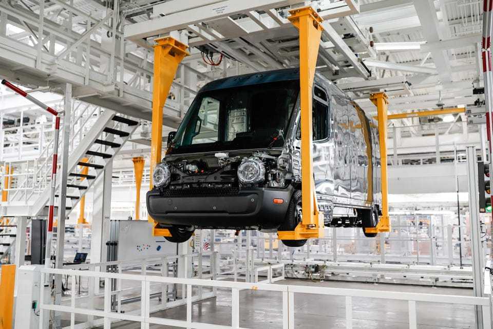 Mercedes-Benz va construi împreună cu Rivian, dube electrice pentru ...